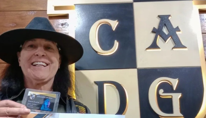 Dave Evans: el cantante de AC/DC que es fanático del fútbol bonaerense ...
